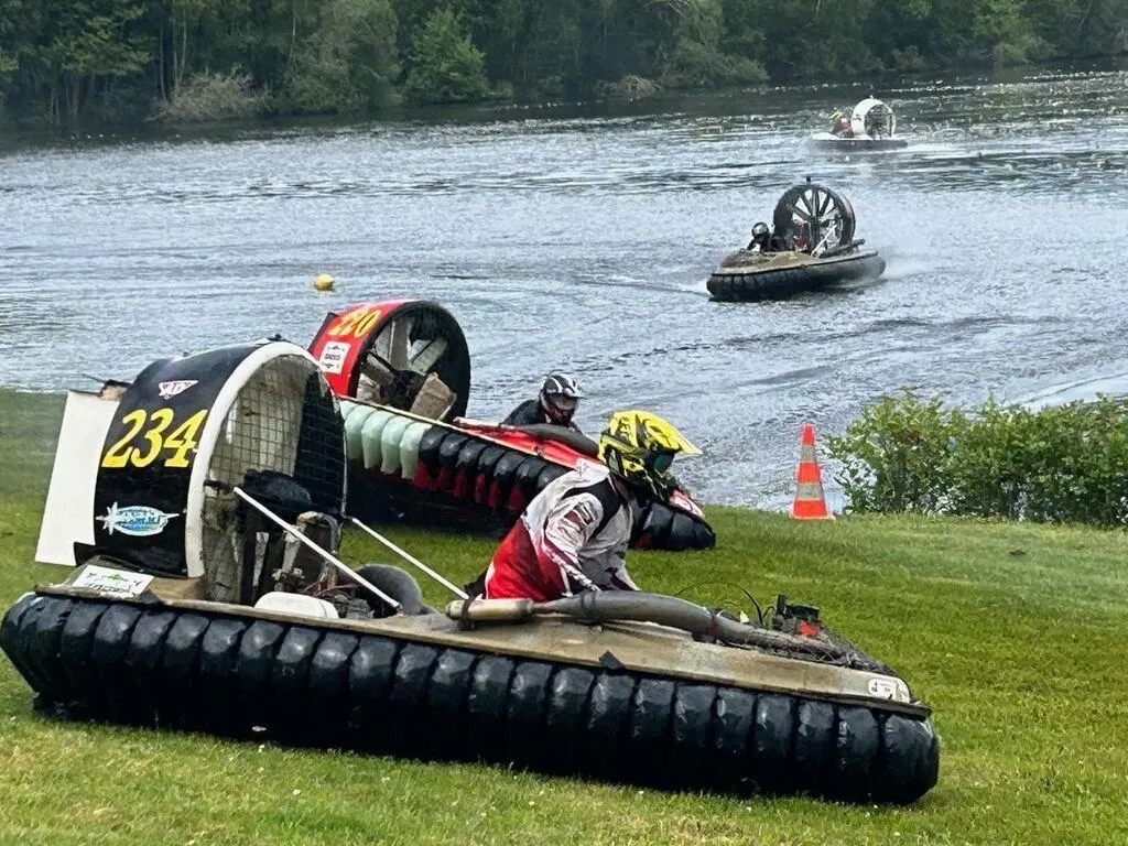Saint-Dolay. Les aéroglisseurs font le show à Burin . Sport - Vannes ...