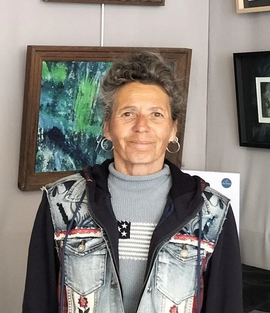 Saint-Vaast-la-Hougue. La peintre Fred Lutz à la galerie des Fuchsias ...