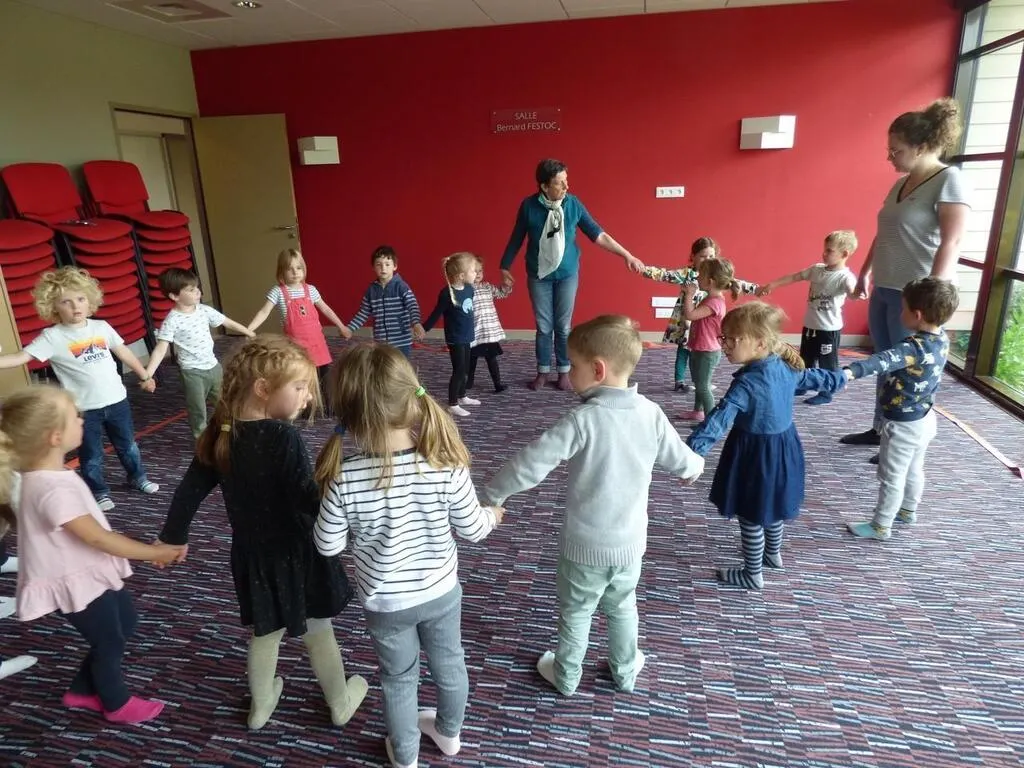 Avec Oiso, les enfants de Saint-Jean-de-Daye dansent à pas d’oiseaux ...