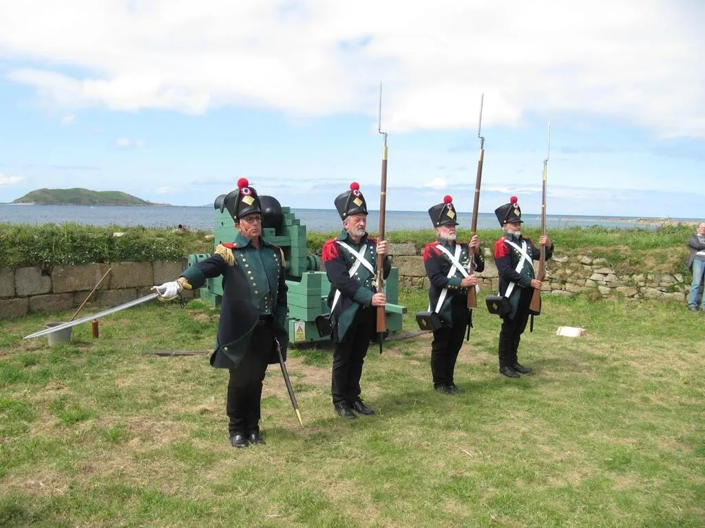 La réplique d’un canon de 1812 pointe vers la mer à Trélévern - Lannion-Perros.maville.com