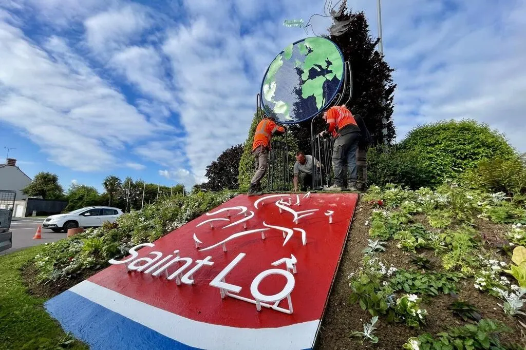 D-Day. Une colombe de la paix se pose sur la place du Major-Howie, à ...