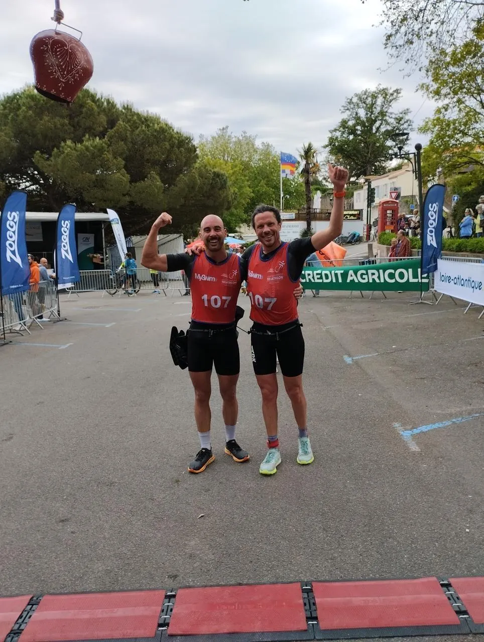 Swirun de Pornic. Fabien Besançon et Vincent Fabre lèvent les bras ...