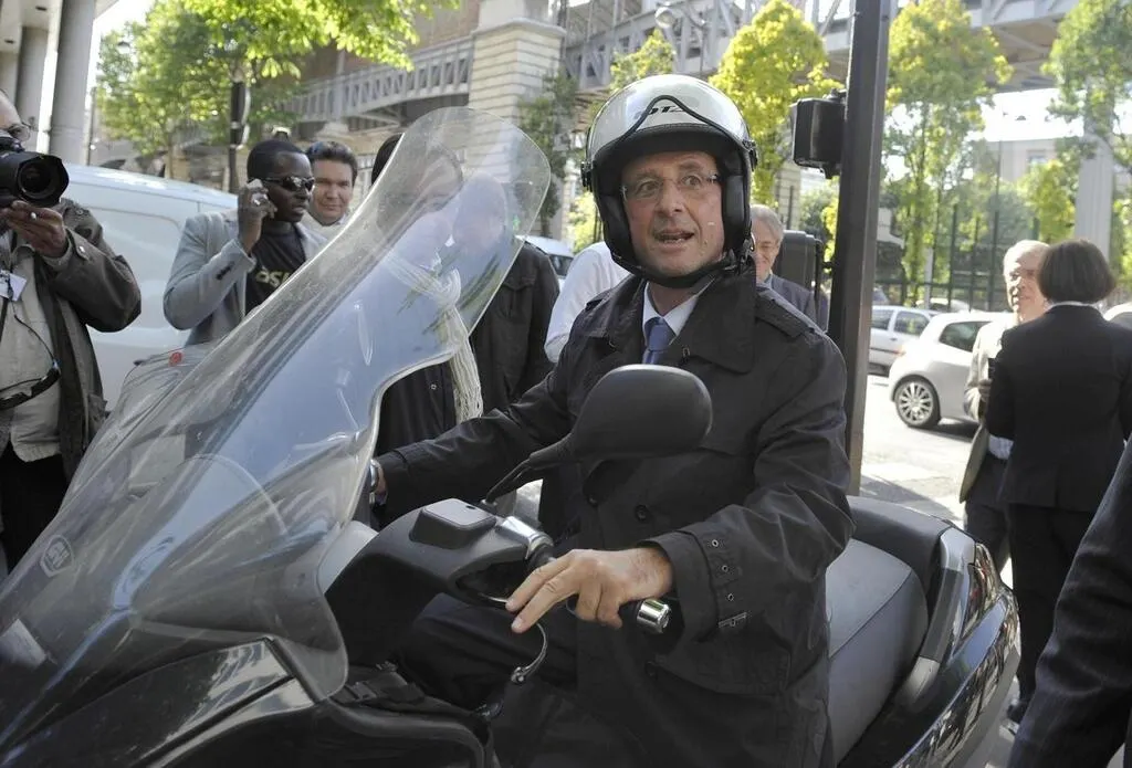 Le scooter emblématique de François Hollande a été vendu 25 000 euros ...