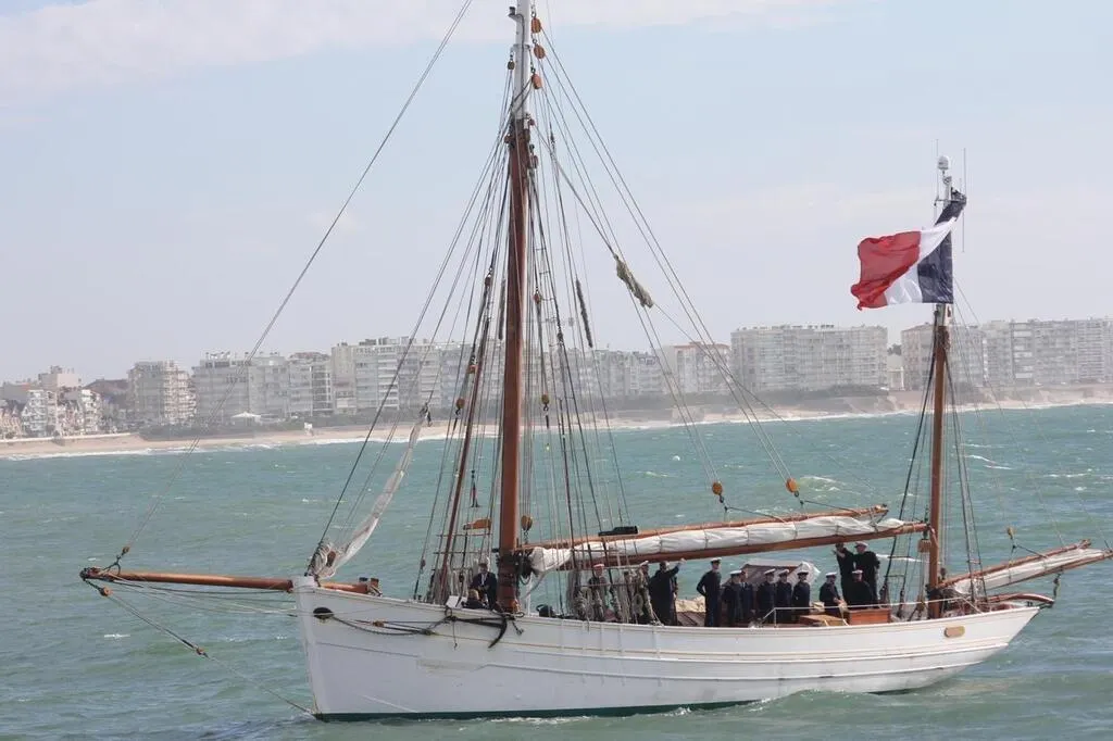 Le voilier de la Marine Le Mutin de passage dans le port des Sables-d’Olonne - Brest.maville.com