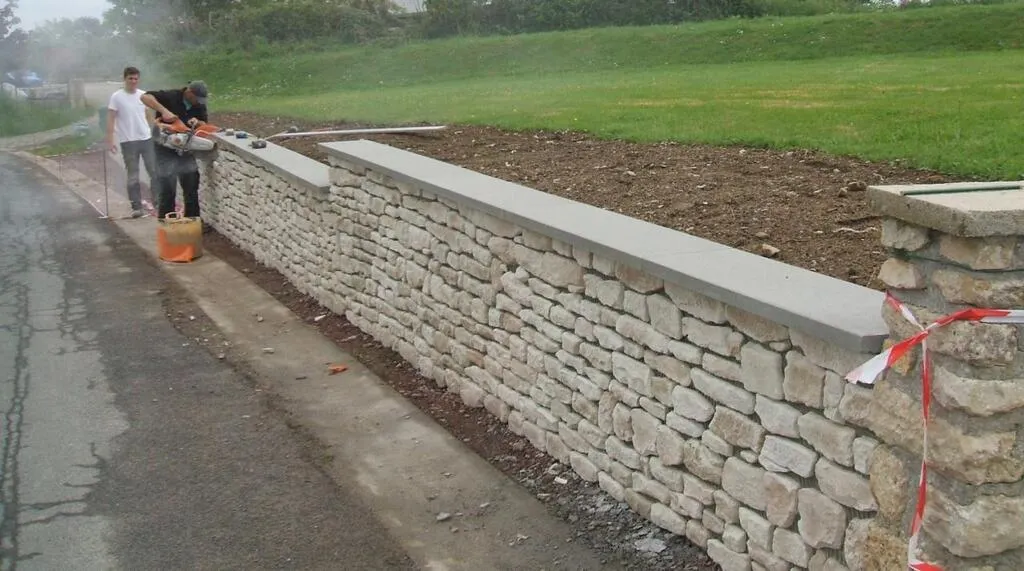 Le Plessis-Lastelle. Un mur pour retenir la terre autour de la stèle ... Le Plessis-Lastelle. Un mur pour retenir la terre autour de la stèle ...