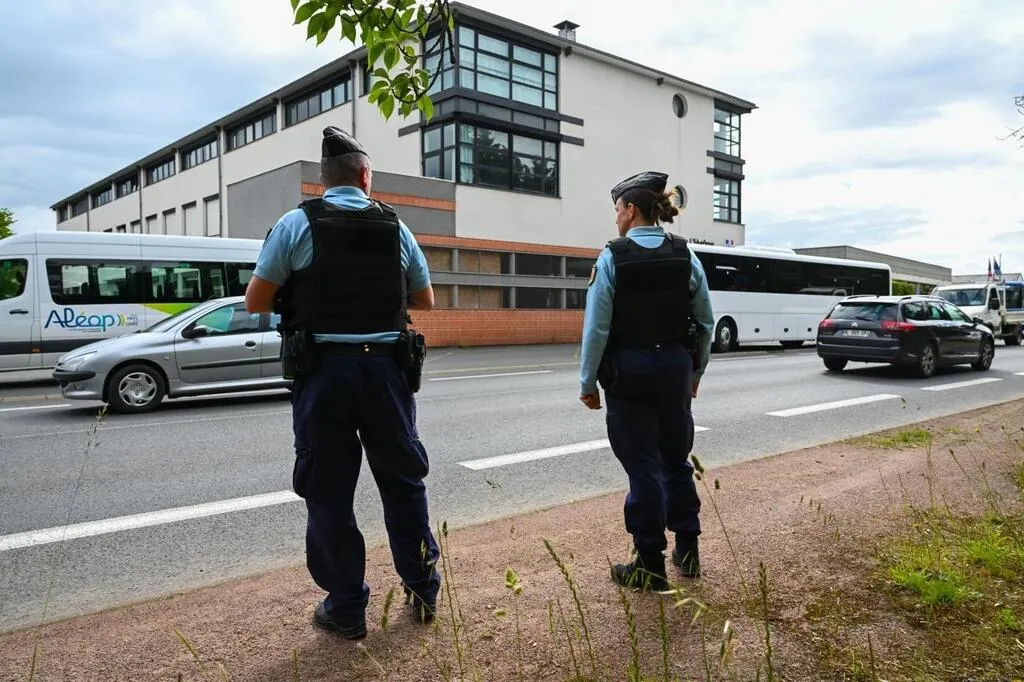 Élèves, mère du suspect… L’incompréhension après l’agression d’une professeure près de - Angers ...