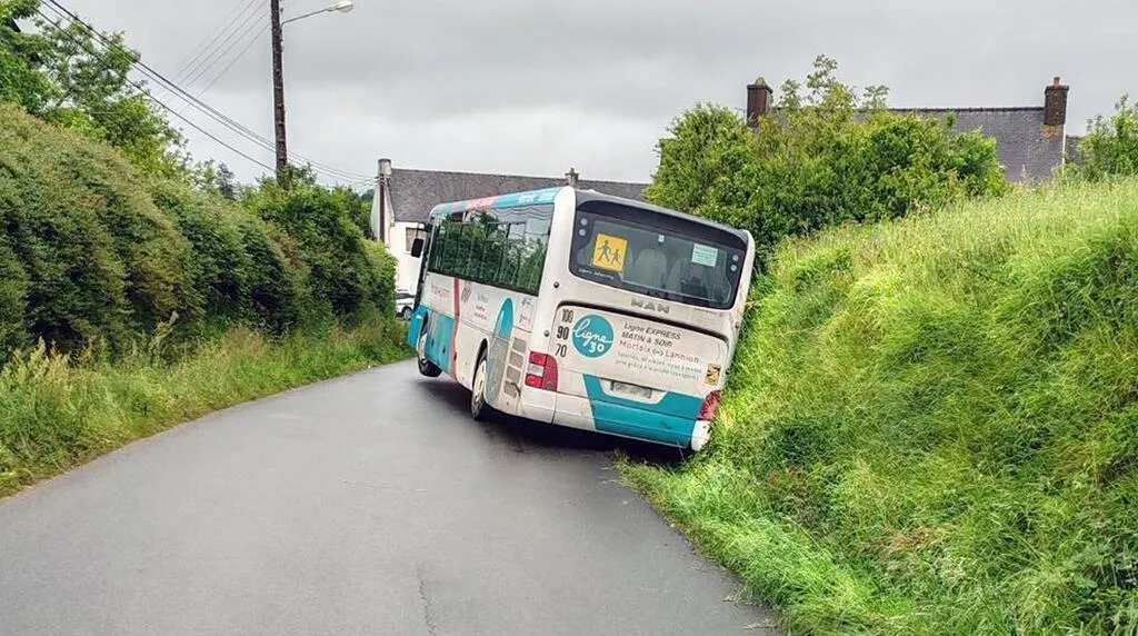 Sur l’itinéraire sinueux de la déviation près de Lannion, un car fait une sortie de route ...