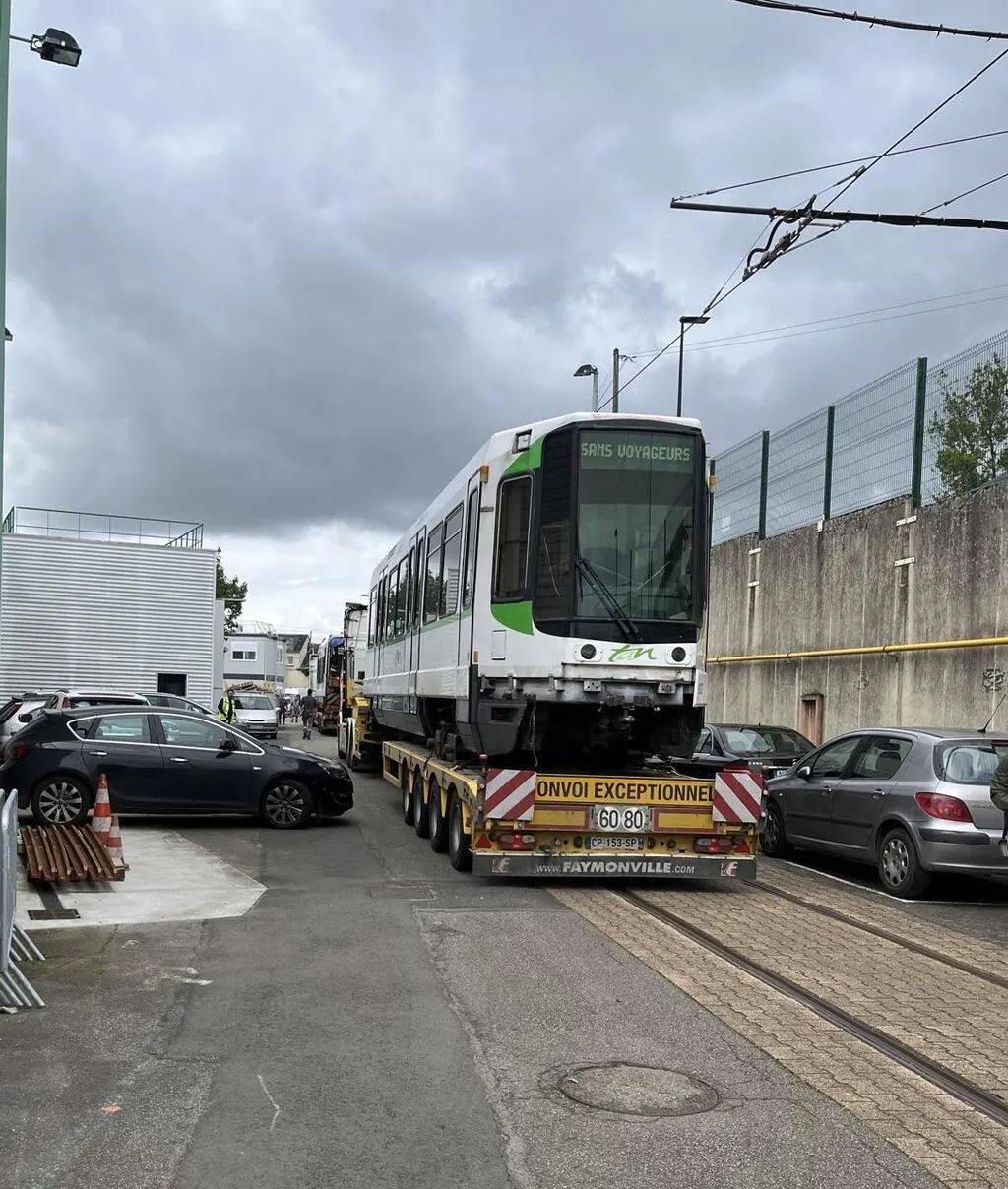 Mises en service en 1985, les vieilles rames du tramway de Nantes ...