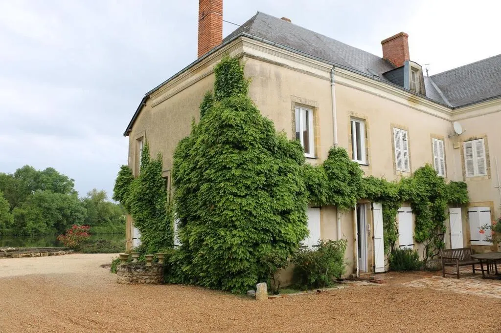 En Sarthe, 300 tableaux et du mobilier mis aux enchères dans une maison de Bazouges-Cré-sur-Loir ...