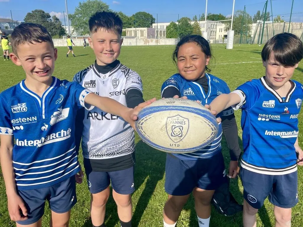 RC Vannes - Béziers. Les jeunes rugbymen croient à la montée en Top 14 ...