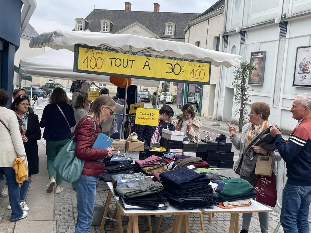 La grande braderie de Château-Gontier-sur-Mayenne se poursuit dimanche 2 juin - Laval.maville.com