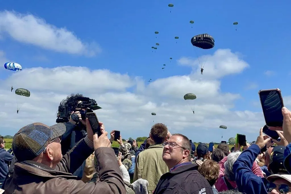 REPORTAGE. 80e D-Day. Le parachutage de Carentan attire des dizaines de milliers de spectateurs ...
