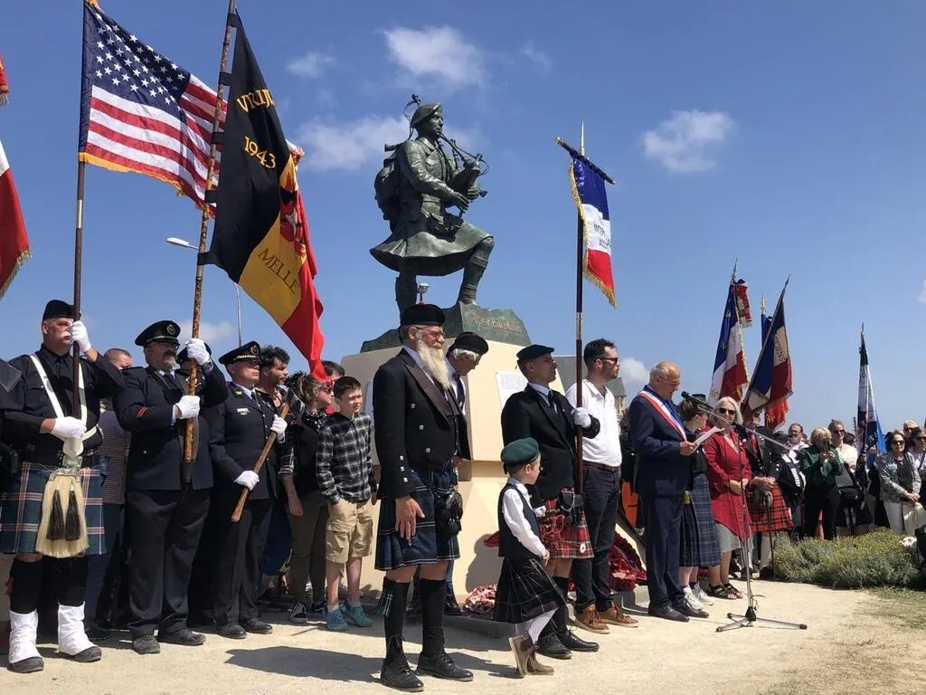 80 ans du Débarquement : Colleville-Montgomery rend hommage au piper ...