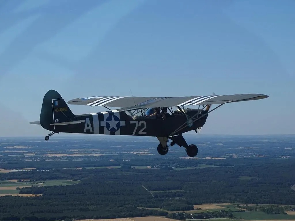 VIDÉO. Embarquez à bord du Piper L4H, ce petit avion qui a contribué à ...