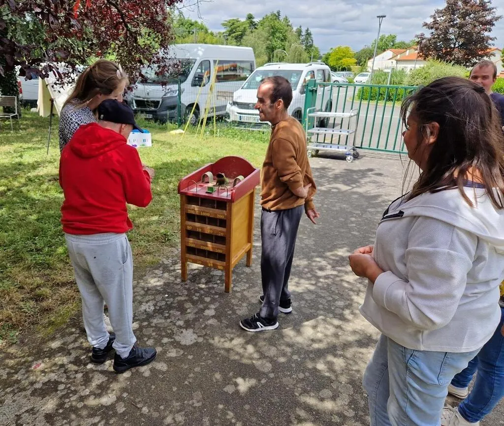 Cholet. Personnel et résidents réunis autour d’un moment festif au foyer de la Longue - Cholet ...