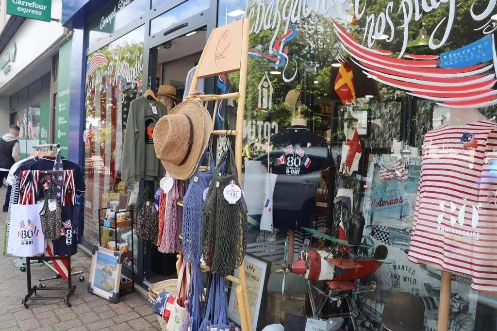 80e anniversaire du Débarquement. À Carentan, « j’ai déjà plein de produits 80e D-Day en ...