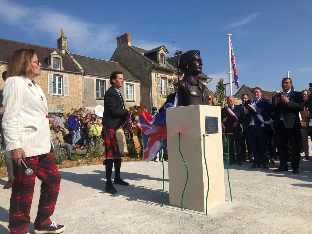80e anniversaire du Débarquement. Lord Lovat, honoré à Amfreville ...