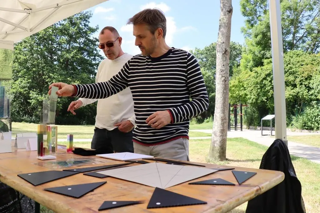 Les artistes expliquent leur œuvre monumentale Palingénésia à Guingamp ...