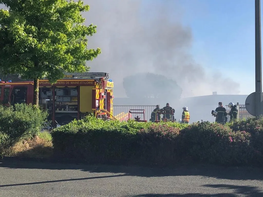 Un incendie ravage un bâtiment industriel de la société Fluidra près d’Angers - Angers.maville.com