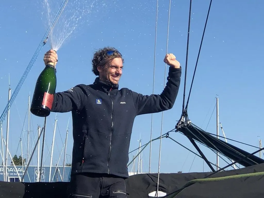 EN IMAGES. Aux Sables-d’Olonne, le skipper Charlie Dalin applaudi dans ...