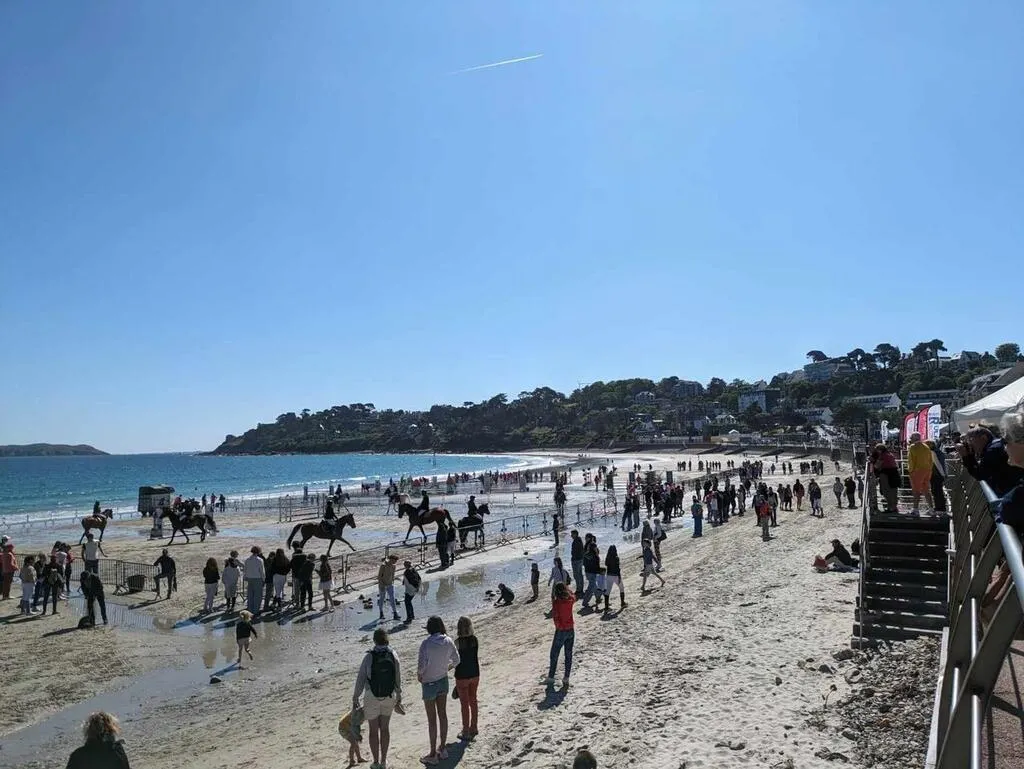 À Perros-Guirec, les cavaliers de la Perros Jump font le spectacle sous ...