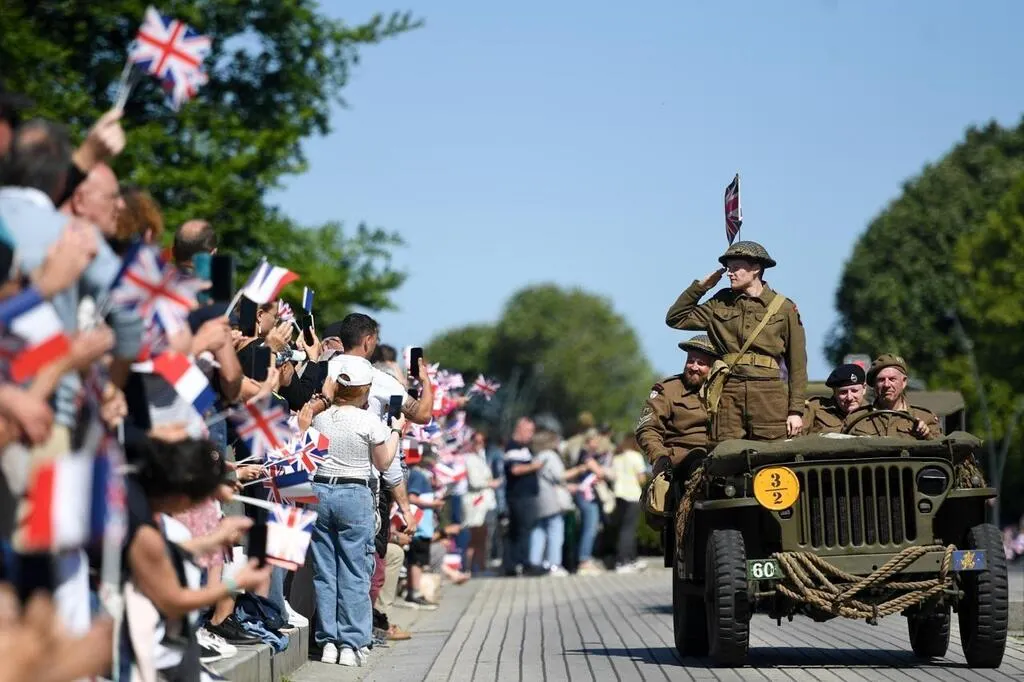 80 ans du Débarquement. À Bayeux, une superbe Liberty parade pour clore ...