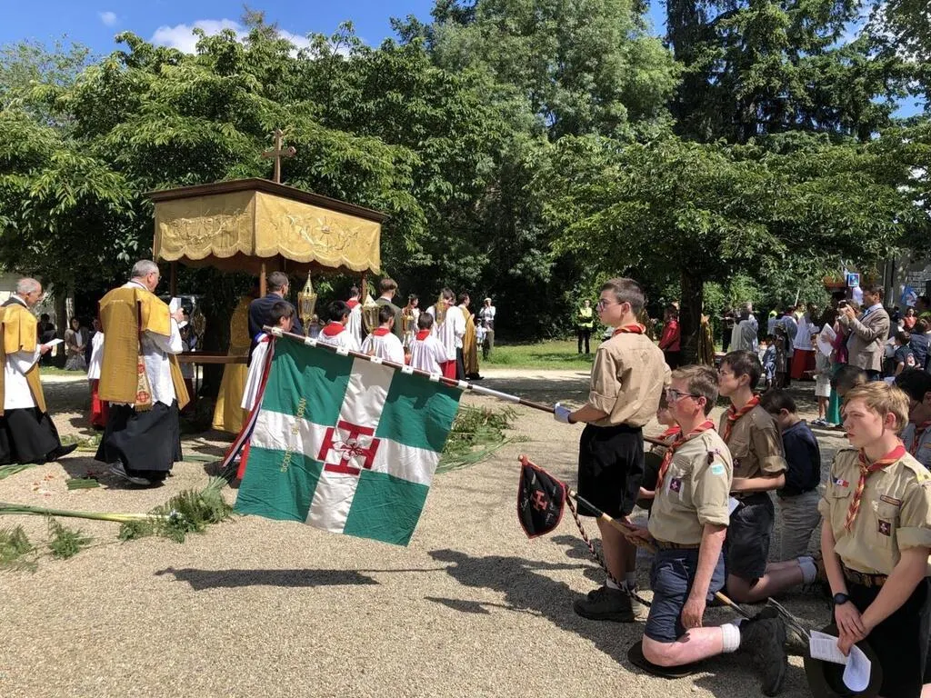 La procession du Grand Sacre a réuni 550 catholiques traditionalistes ...
