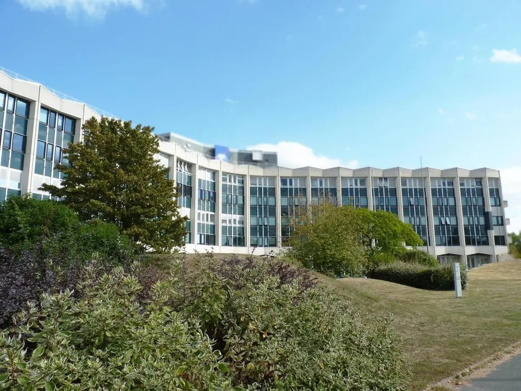 Un espace de coworking pour les entreprises dans le bâtiment Trigone ...