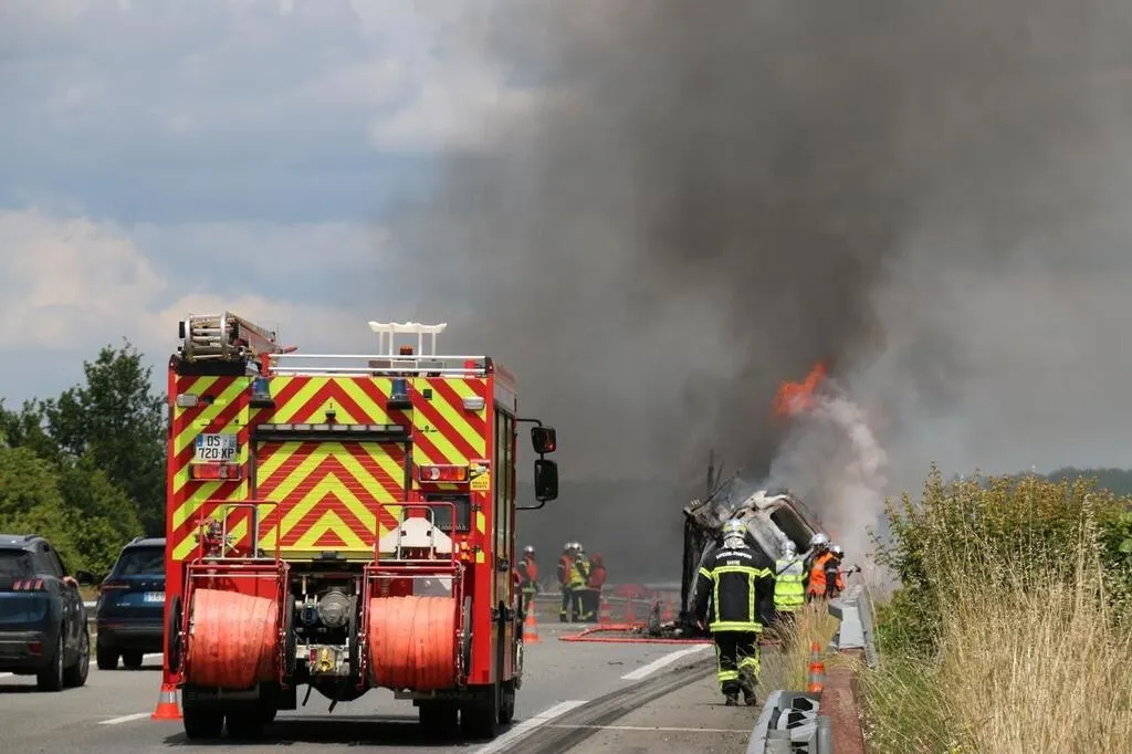 « On a entendu une explosion » : un camion transportant onze voitures en feu sur l’autoroute ...