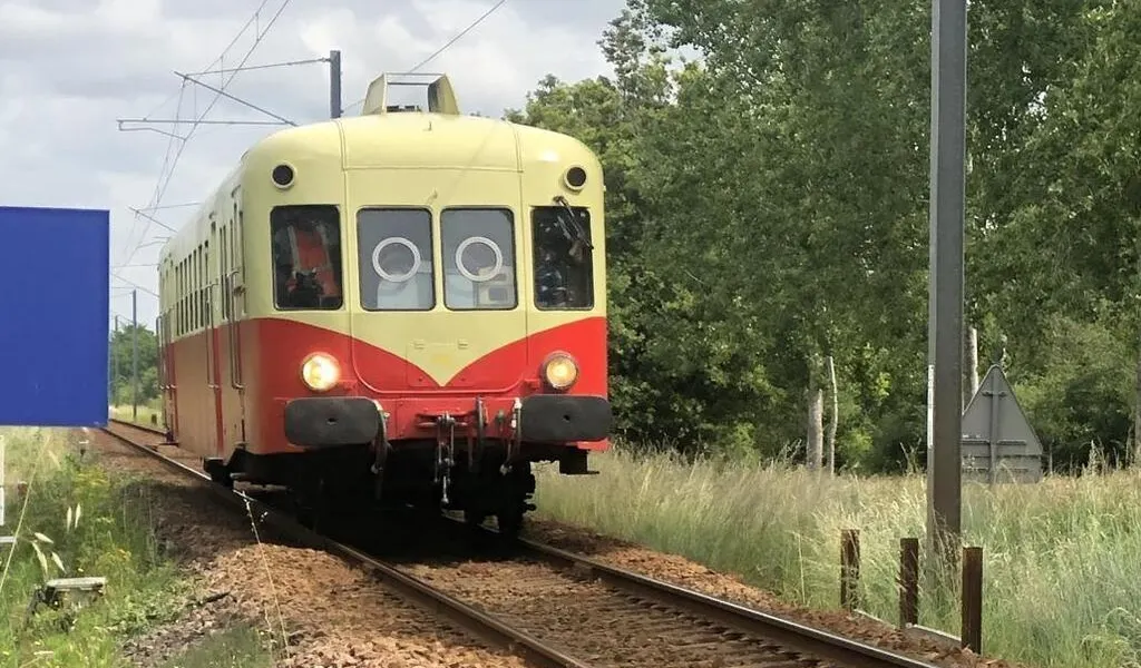 Aux Sables-d’Olonne, l’autorail cultive la nostalgie du train d’hier ...