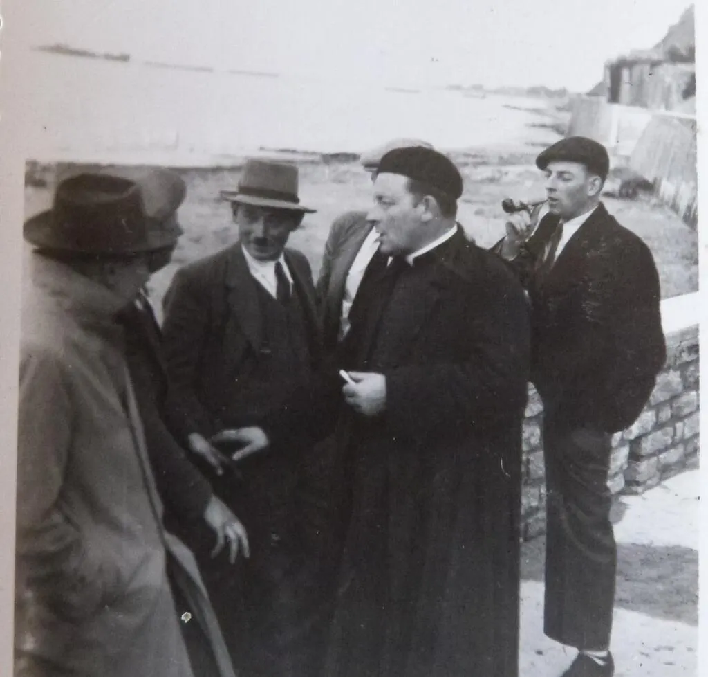 80e D-Day. L’abbé Roger Paris, curé de Livarot, dans les bras du ...