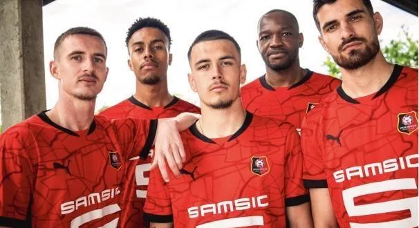 EN IMAGES. Stade Rennais. Le club dévoile le nouveau maillot domicile ...