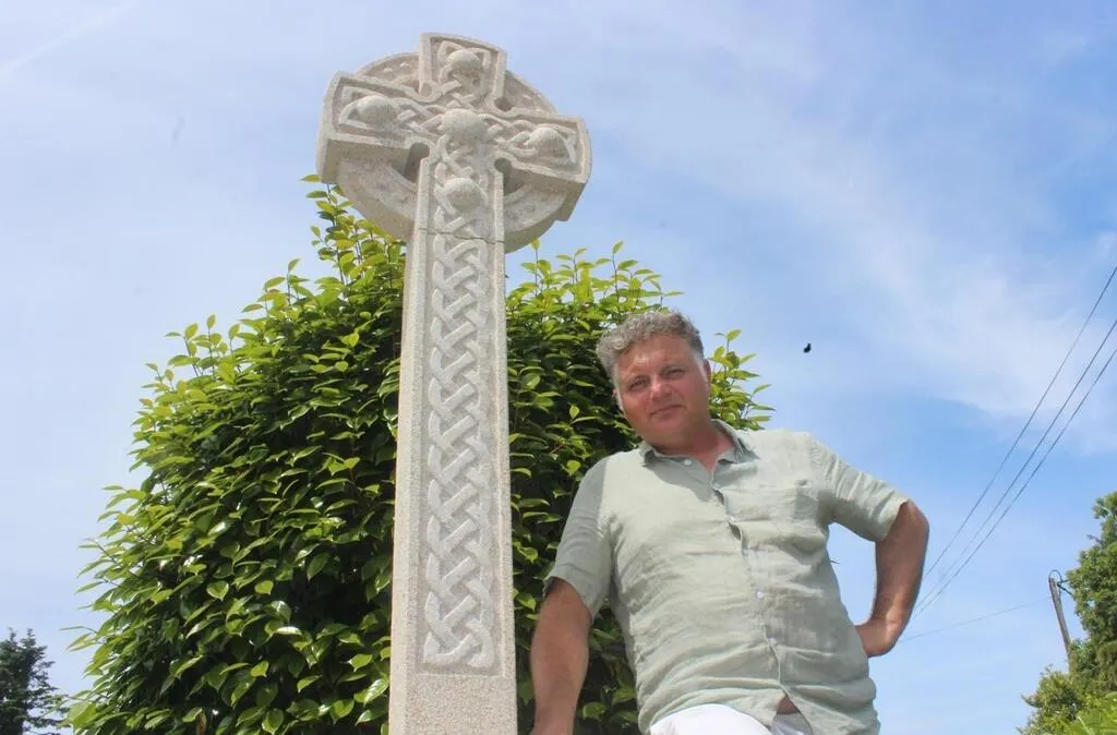 Pour le sculpteur Yann Chancerel, à Pléhédel, la croix celtique est ...