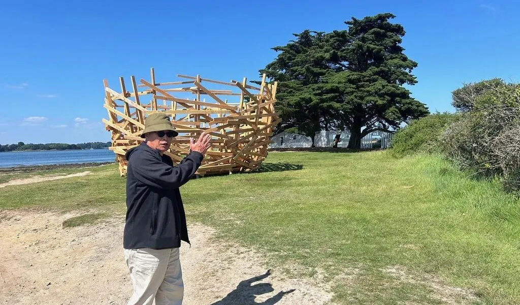 EN IMAGES. L’île d’Arz retombe en enfance avec les cabanes de l’artiste ...