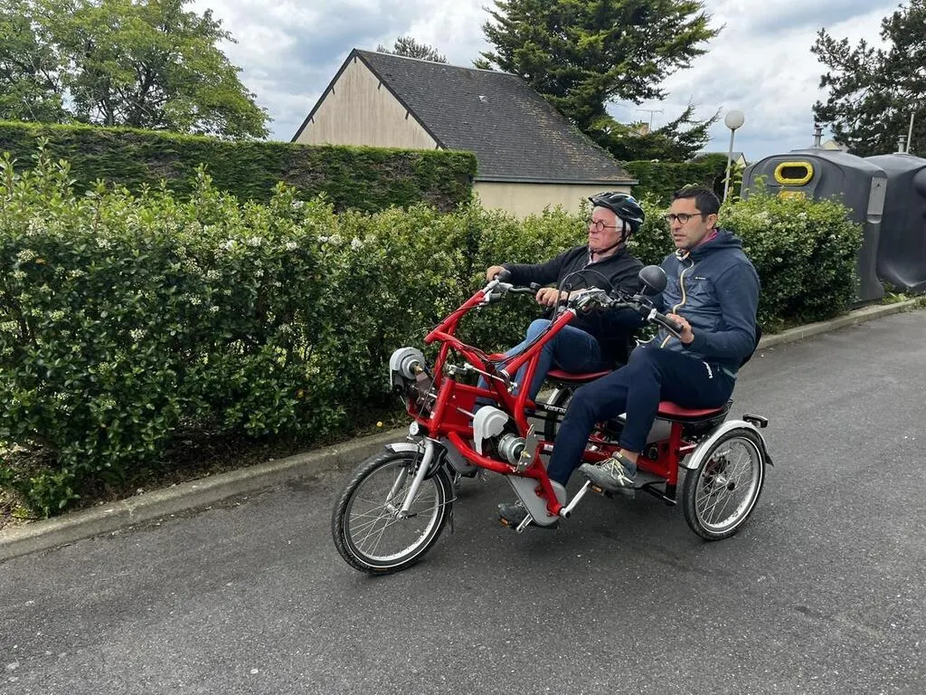 Rallier Granville à Paris en vélo : le défi fou de 30 anciens patients ...