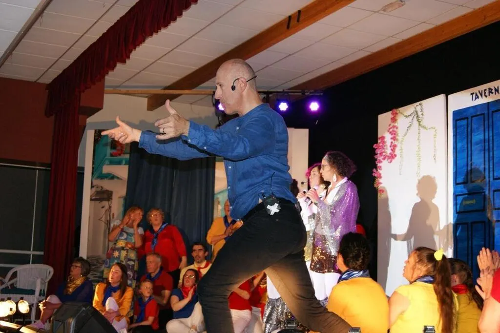 A Réguiny, le spectacle musical « Voulez-vous » a fait chanter et danser le public - Lorient ...