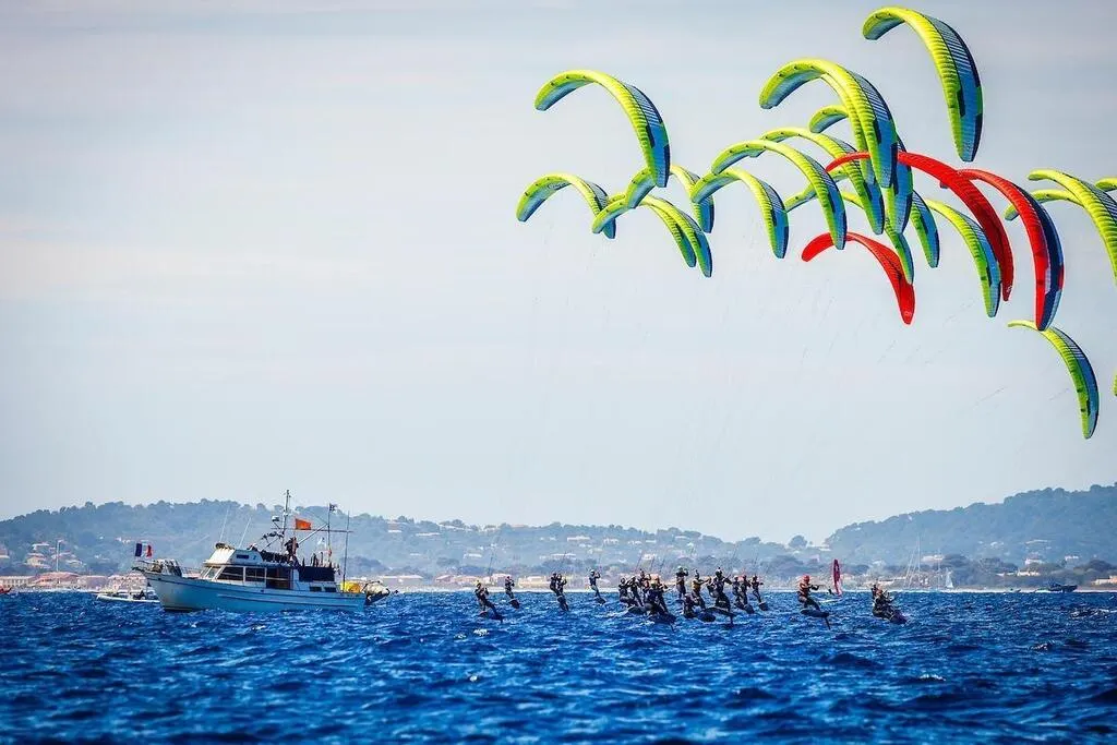 JO 2024 - Kitefoil. Qualifié à Paris, le jeune Tongien Jackson James ...
