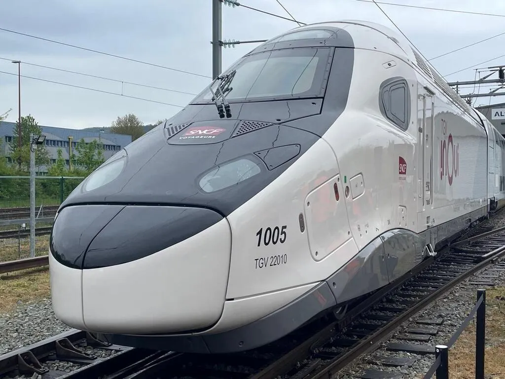 Quel est ce TGV tout blanc qui s’arrête parfois en gare du Mans ? - Le Mans.maville.com