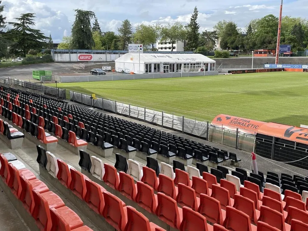 Rénovation du stade de football Francis-Le-Basser à Laval : du ...