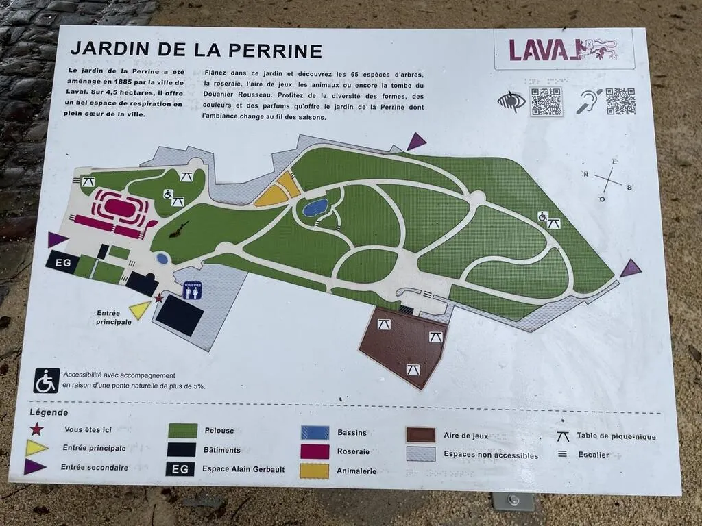 Au jardin de la Perrine à Laval, un plan en braille avec audiodescription et langue des signes ...