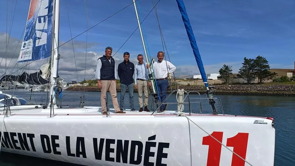 Aux Sables-d’Olonne, le bateau du premier vainqueur du Vendée Globe de nouveau sur les flots ...