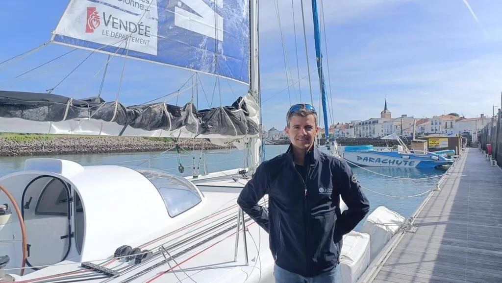 Aux Sables-d’Olonne, le bateau du premier vainqueur du Vendée Globe de nouveau sur les flots ...