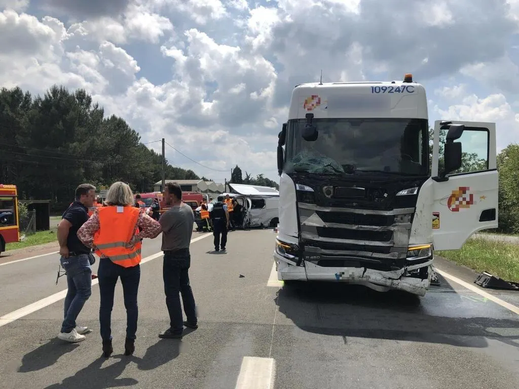 En Sarthe, une collision entre un poids lourd et un fourgon aménagé fait un mort - Le Mans ...