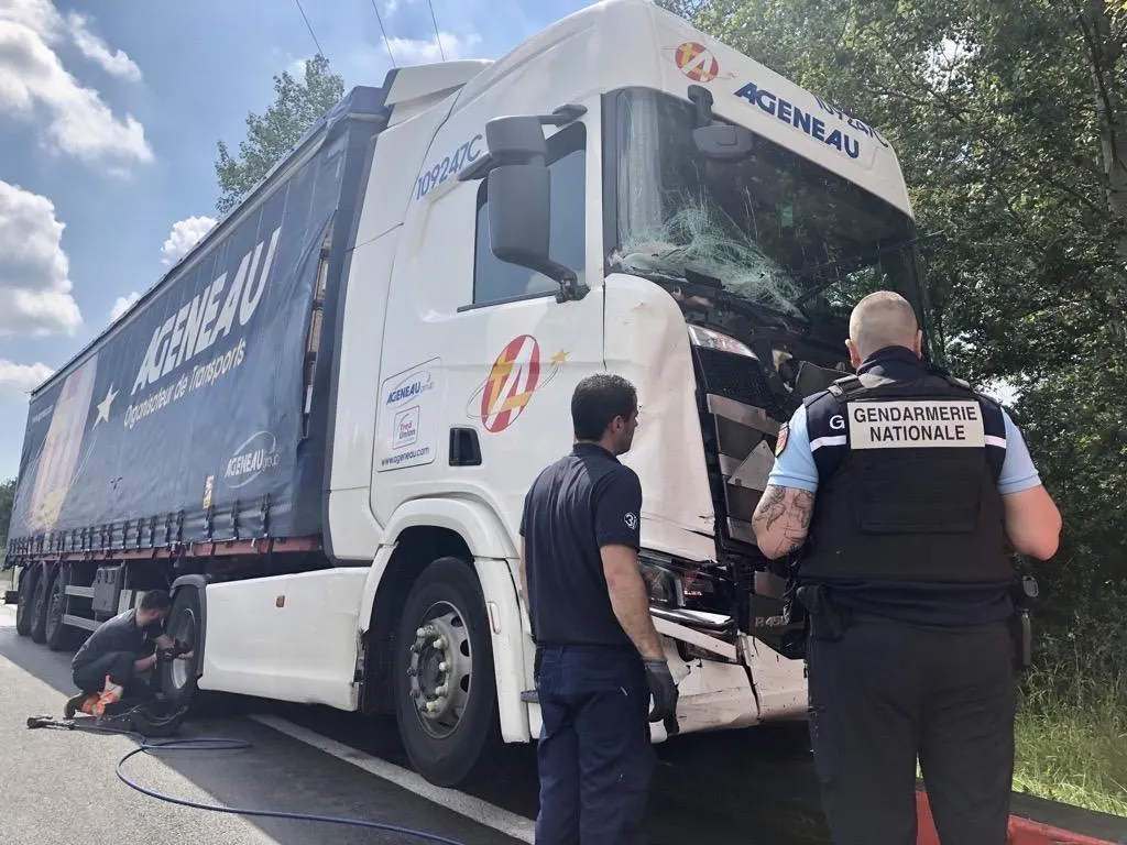 Accident mortel entre un poids lourd et un véhicule utilitaire près du Mans : ce que l’on sait ...