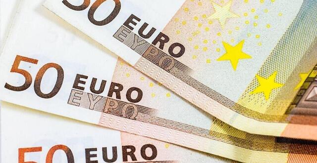 Un Sdf Trouve 2 000 Euros Dans Un Train Vide Et Rend Largent Il