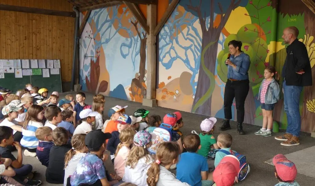 Saint-Germain-du-Pinel. Des parents peignent une fresque à l’école ...
