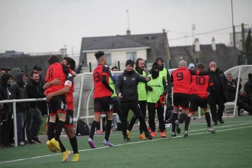 Football. L’ASPTT Laval cochait toutes les cases . Sport - Pontivy ...