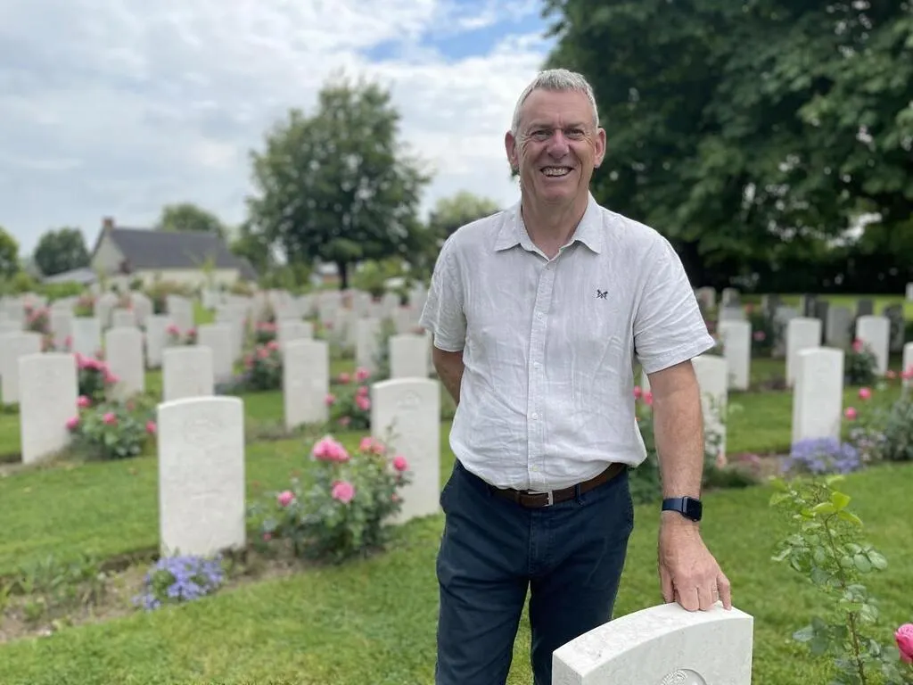 80 ans du Débarquement : depuis un bureau bayeusain, Carl Liversage a ...