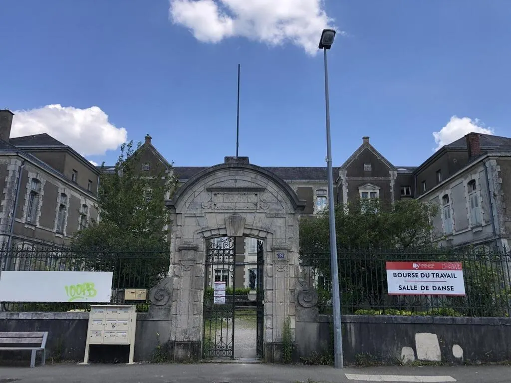 À La Roche-sur-Yon, en Vendée, une cour d’honneur porte le nom de ...