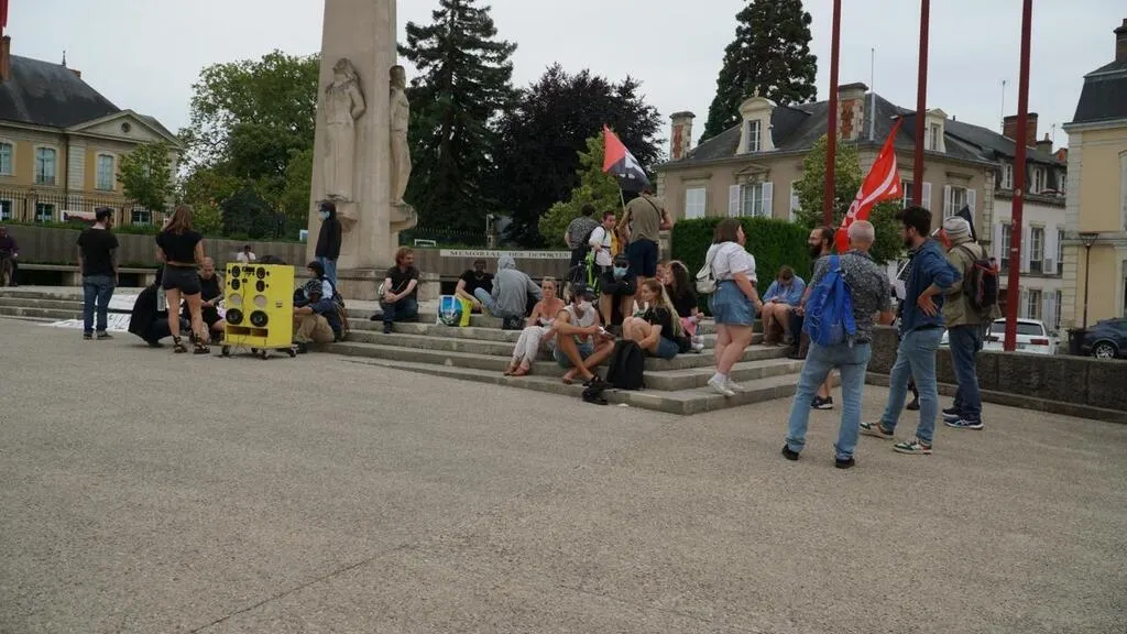 Un an après la mort de Nahel, ils se rassemblent au Mans en sa mémoire ...